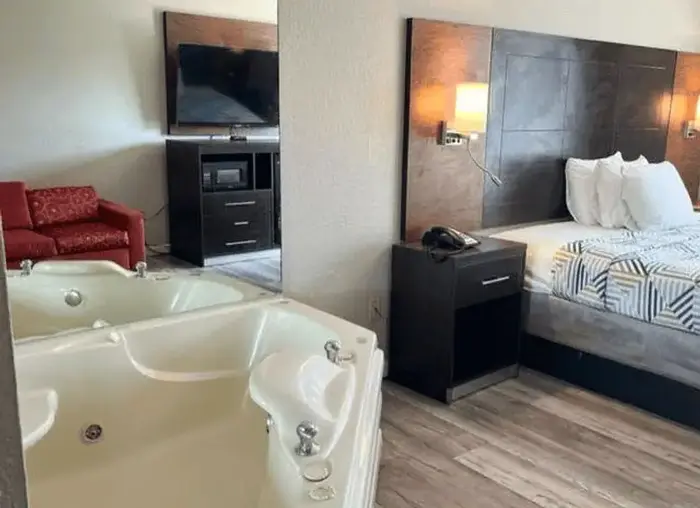 37 Romantic Tulsa Hotels with Jacuzzi in Room ️ Cozy Escape